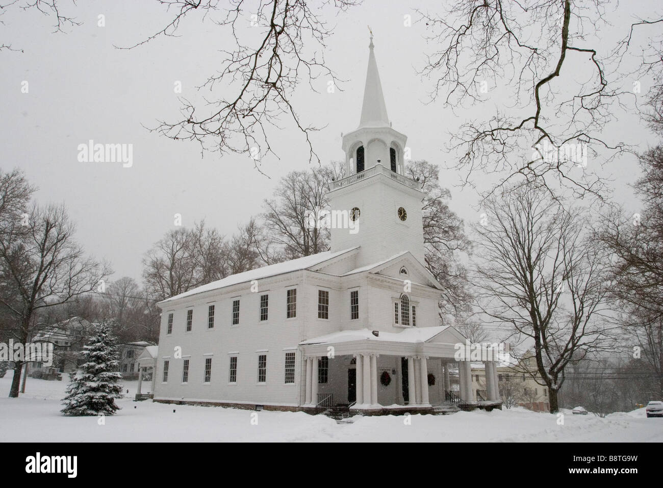 New england white church with steeple hi-res stock photography and ...