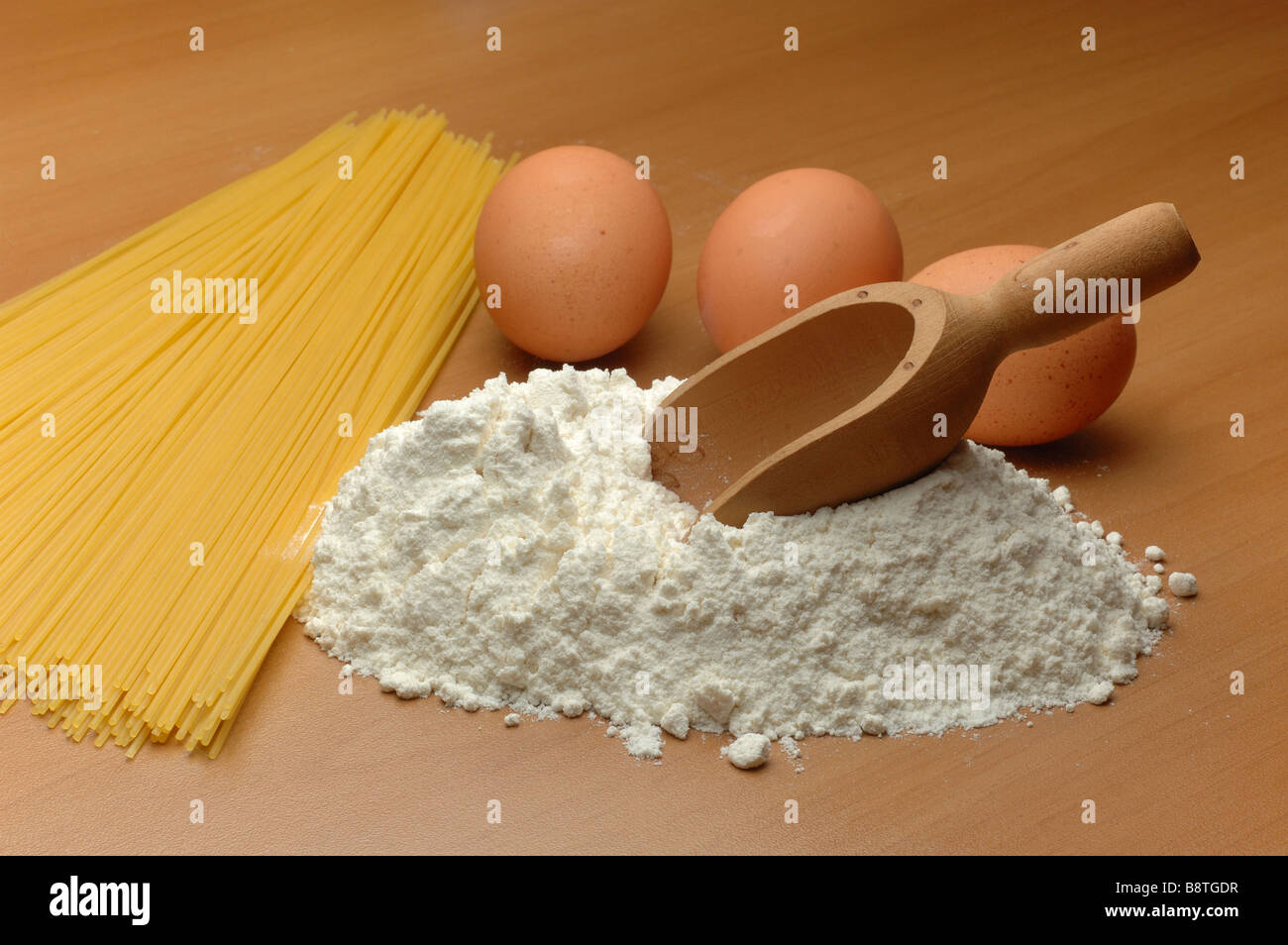 Spaghetti ingredients hi-res stock photography and images - Alamy