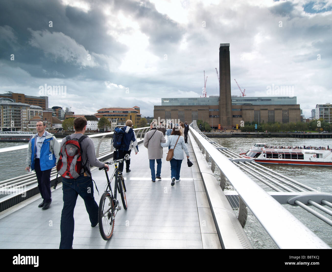 London thames tower bridge 2000 hi-res stock photography and images - Alamy
