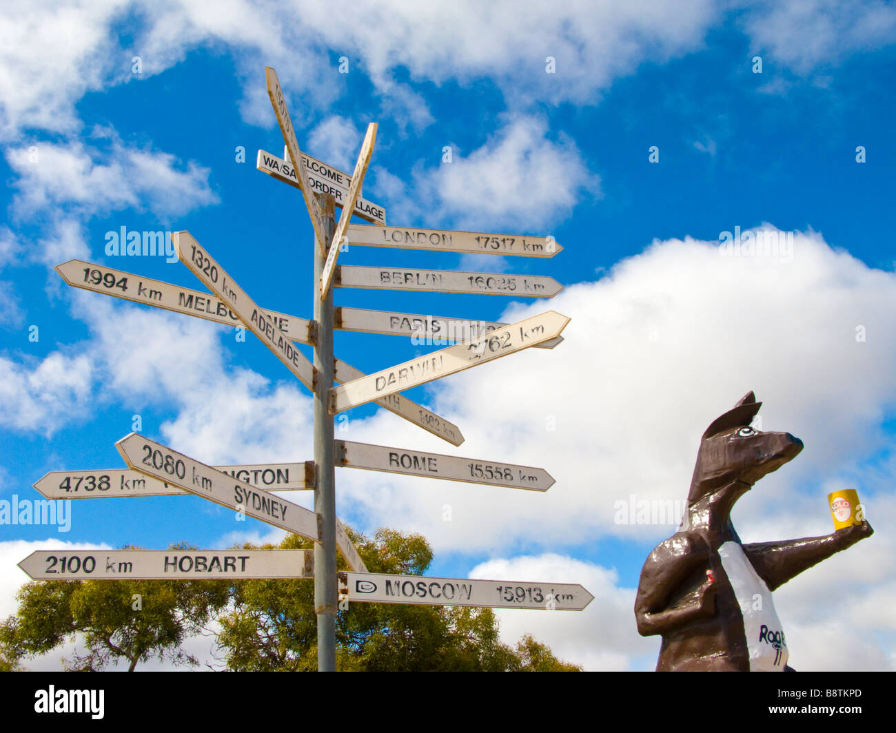 Giant Kangaroo and signpost at the South Australia Western Australia ...