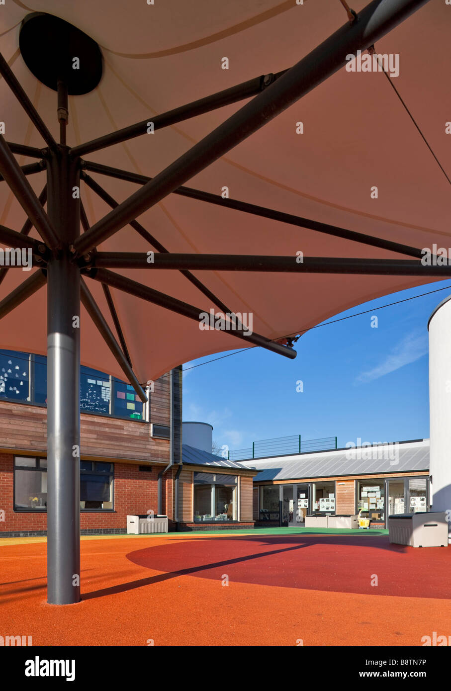 Uk primary school exterior modern hi-res stock photography and images ...