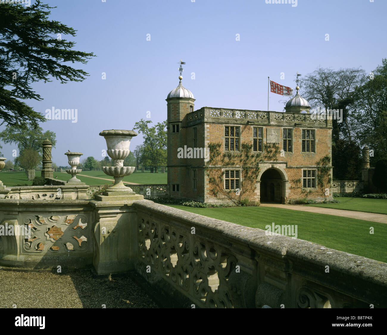 Ogee arched windows hi-res stock photography and images - Alamy