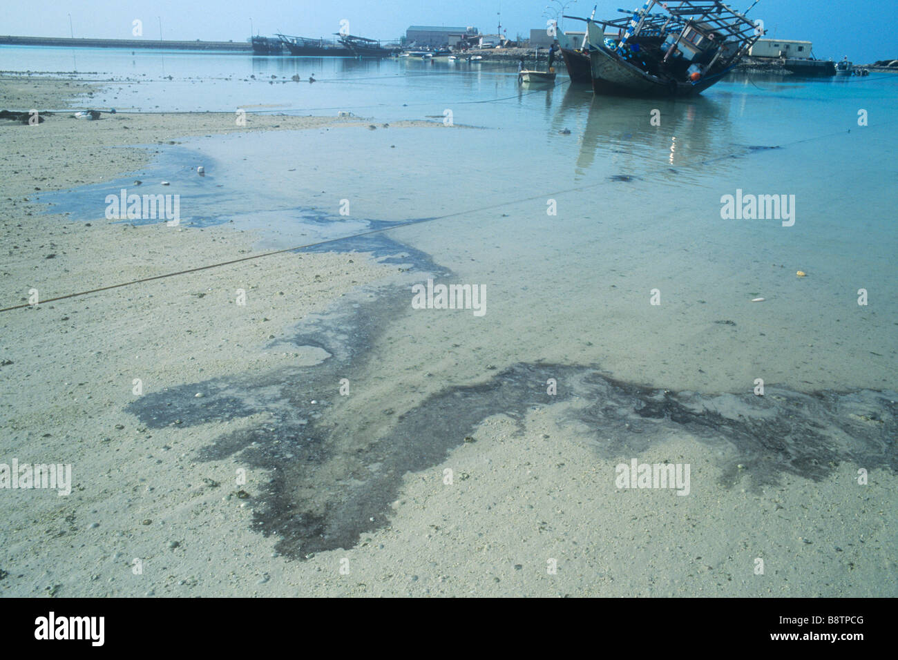 Oil pollution from boats hi-res stock photography and images - Alamy