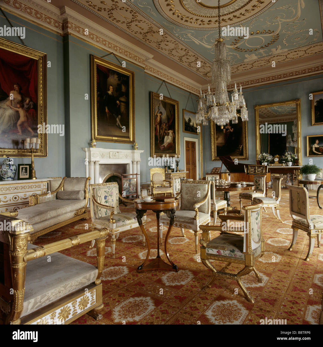 Luxurious houses and tables hi-res stock photography and images - Alamy