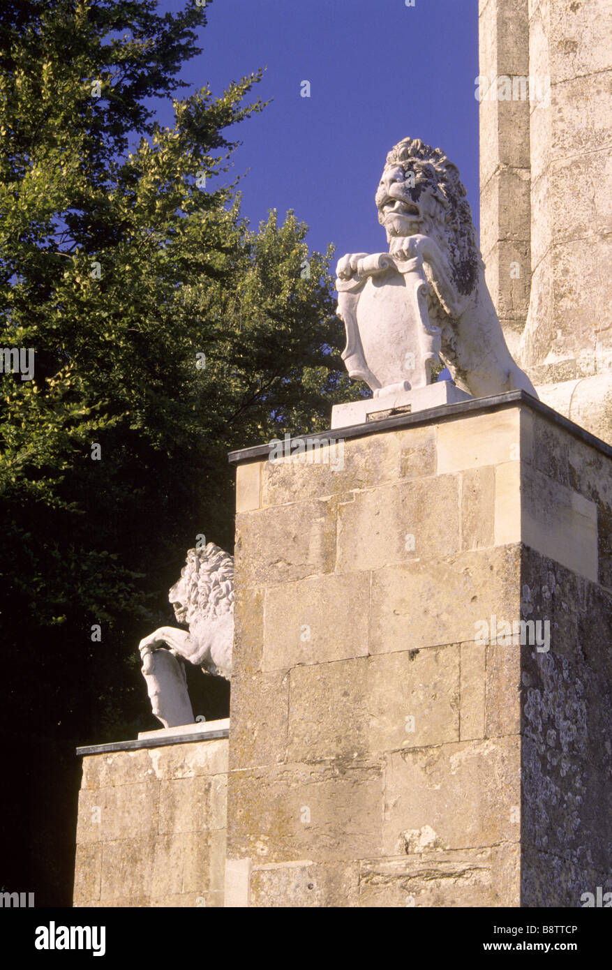 The Cobham Monument at Stowe showing two lions Stock Photo - Alamy
