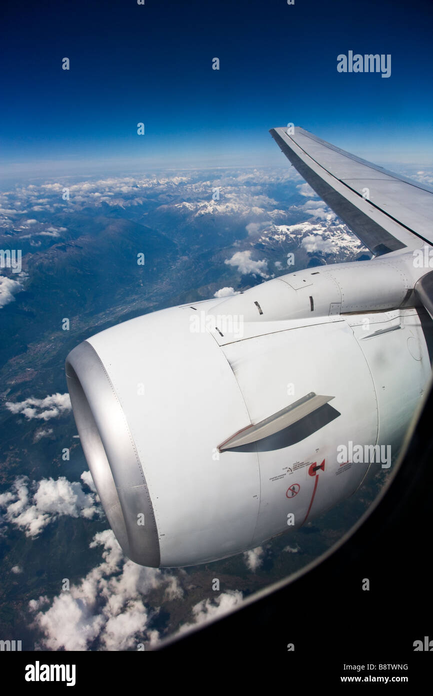 Aircraft crossing hi-res stock photography and images - Alamy