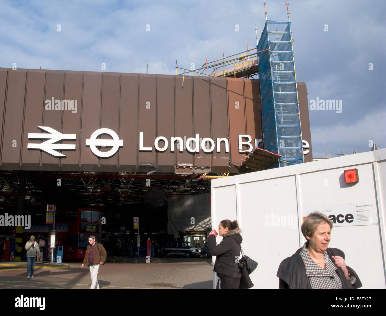 London underground construction workers hi-res stock photography and ...
