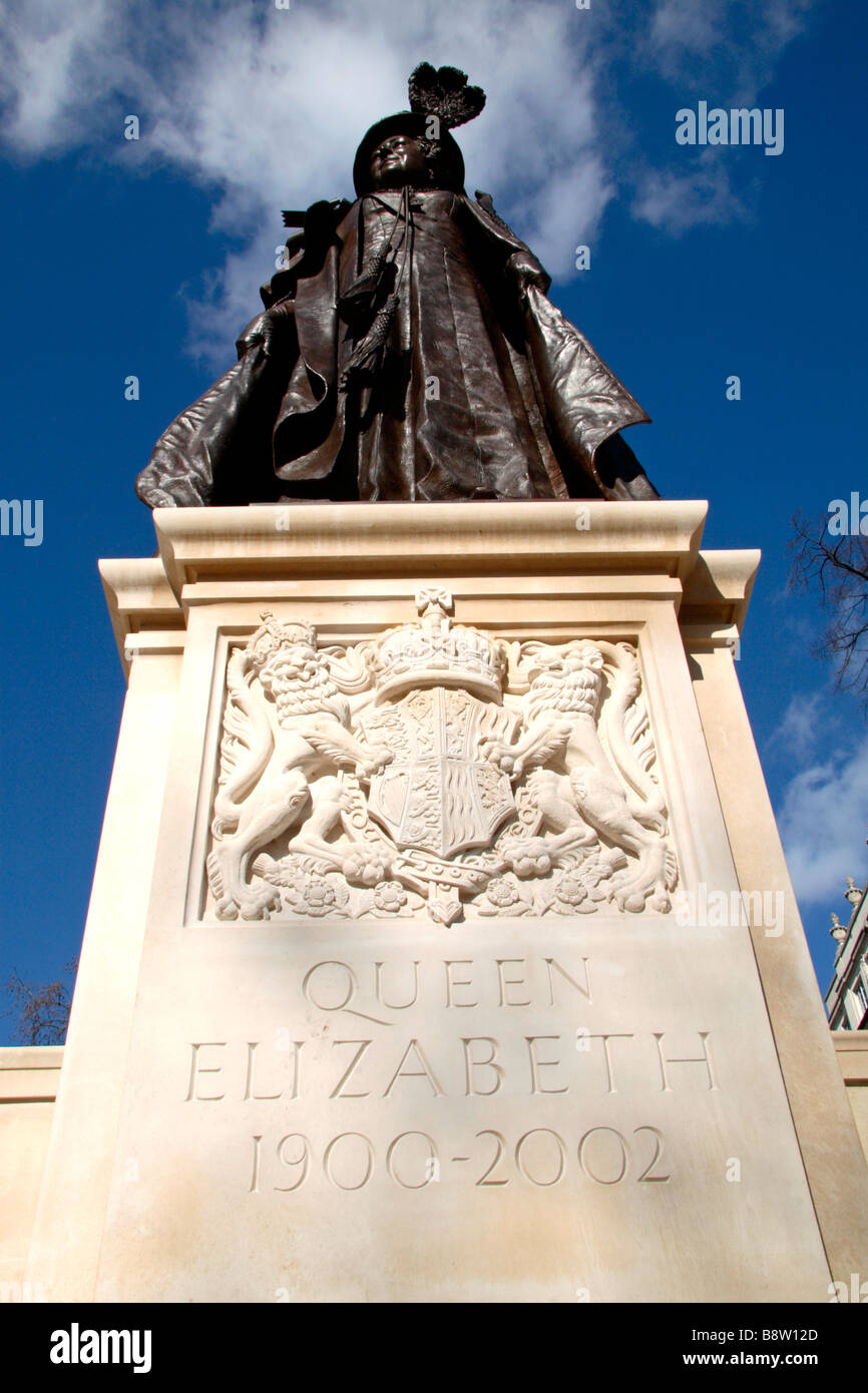 Queen mother statue the mall hi-res stock photography and images - Alamy
