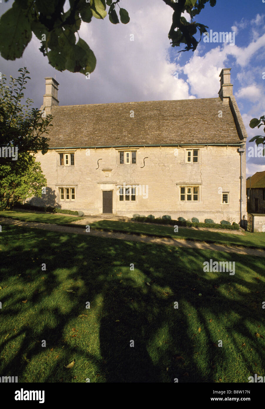 Woolsthorpe manor issac newton tree hi-res stock photography and images ...