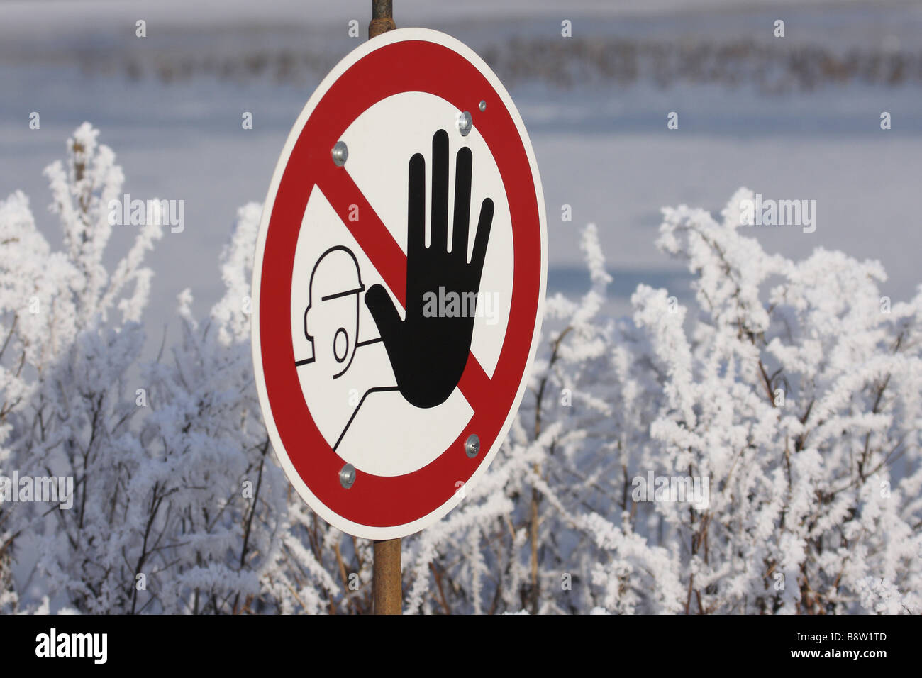 sign saying no trespassing Stock Photo - Alamy