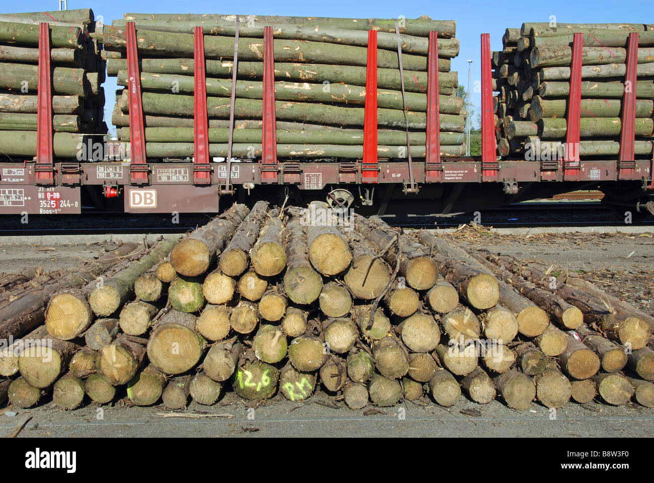 Wagons with logs hi-res stock photography and images - Alamy
