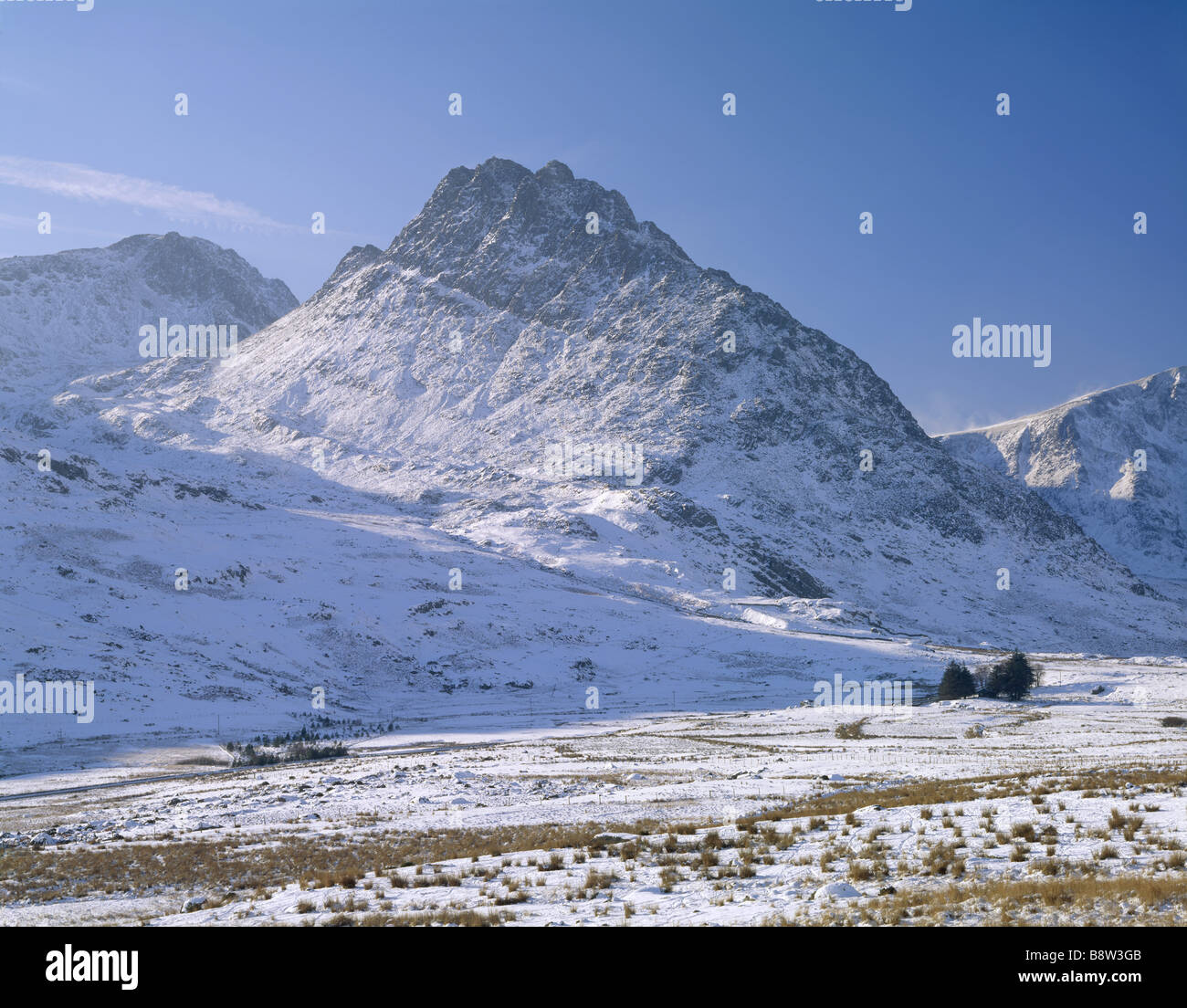 Snow covered view of Tryfan and Ogwen Valley in Carneddau Snowdonia ...