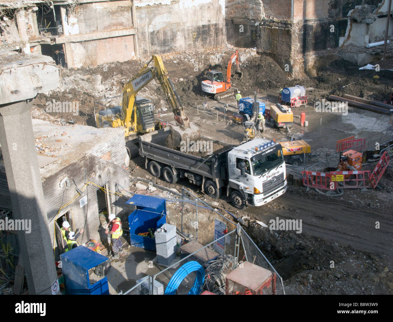 UK.Workers at London Bridge station building an extension to the ...