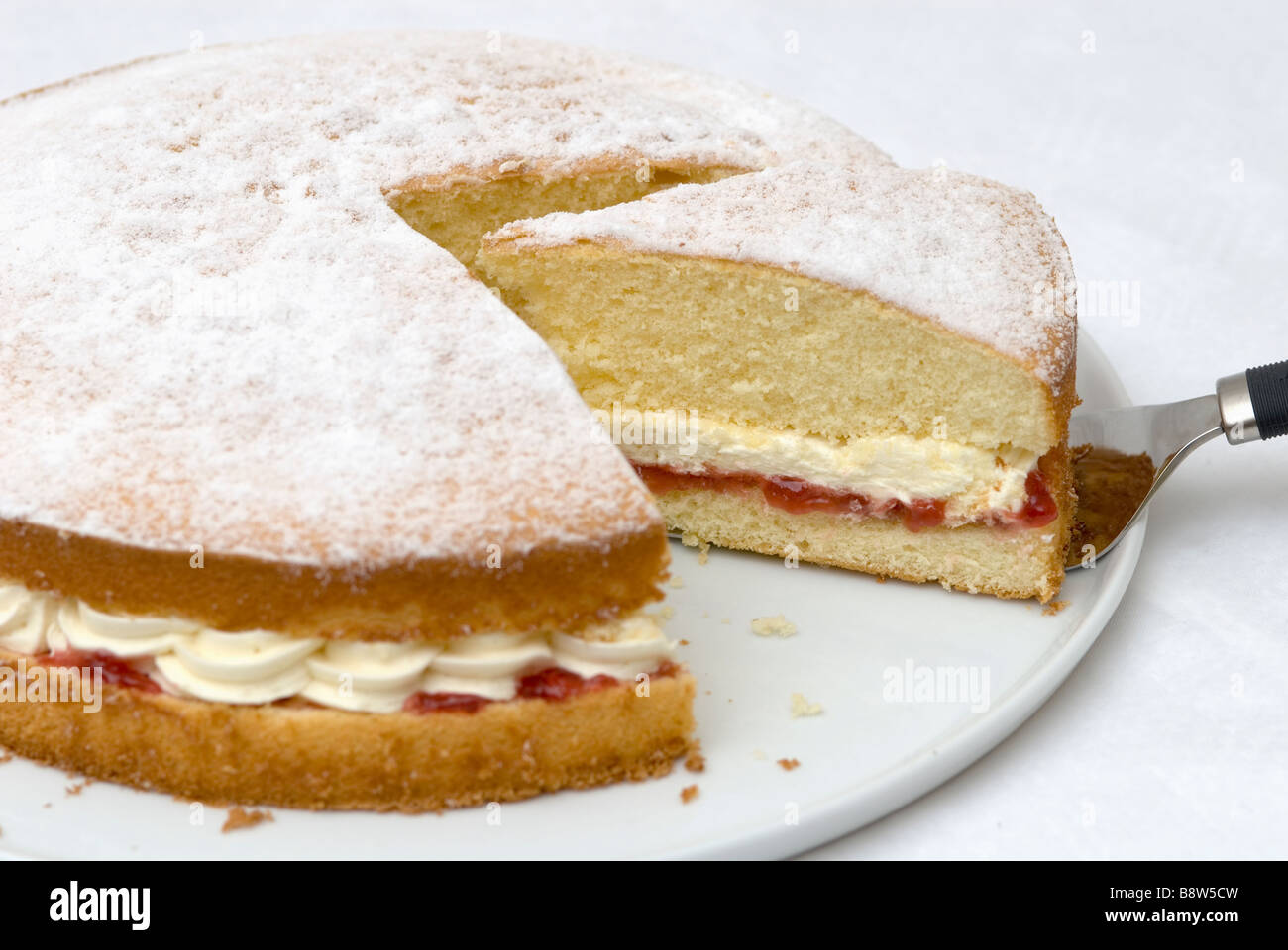 How To Make A Victoria Sponge High Resolution Stock Photography and ...