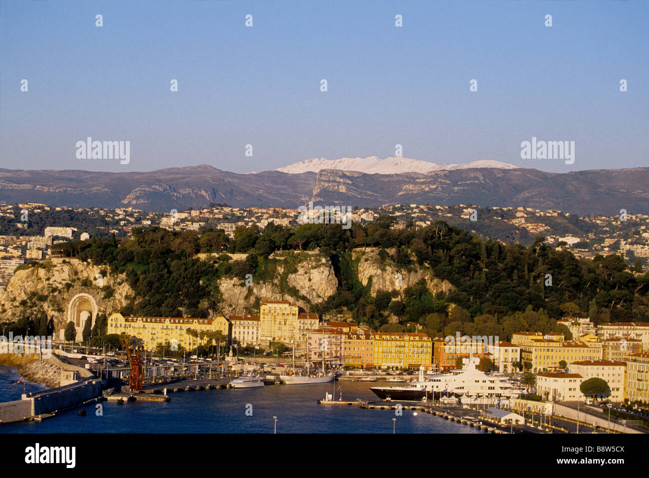 Overview of the Port Lympia in Nice and the colline du chateau Stock ...