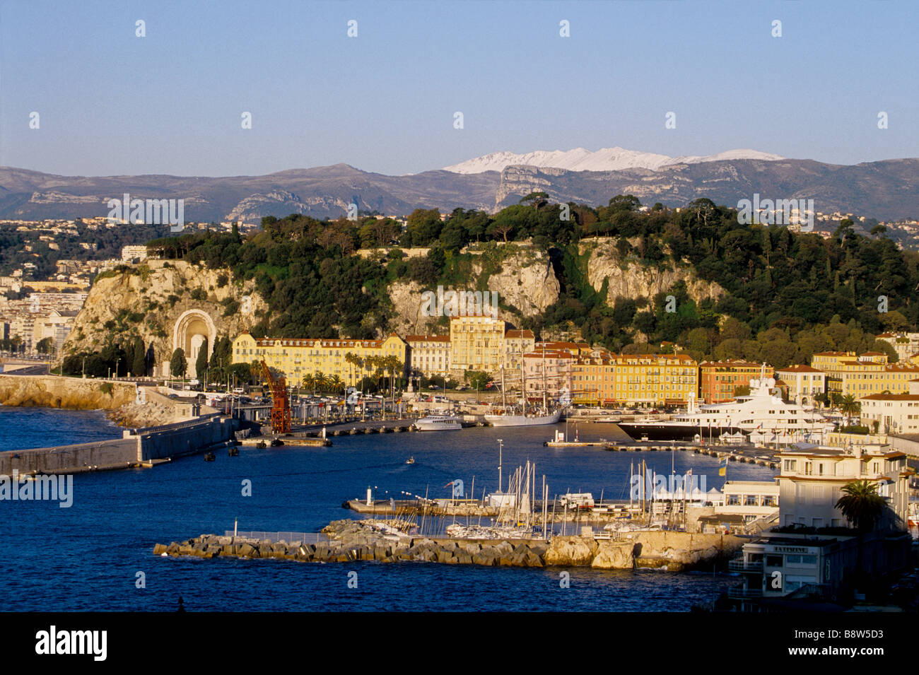 Overview of the Port Lympia in Nice and the colline du chateau Stock ...