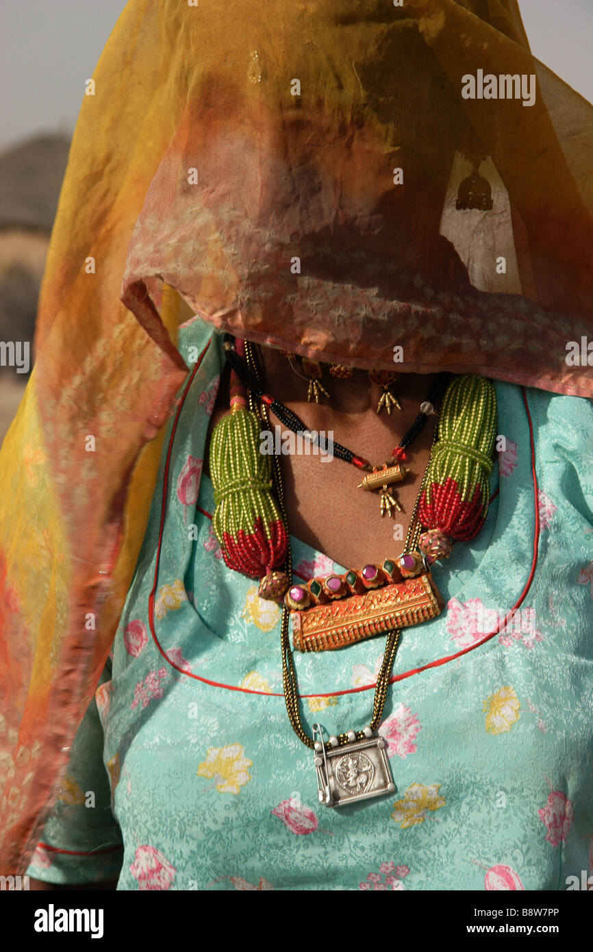 Woman in Thar desert, Rajasthan, India Stock Photo - Alamy