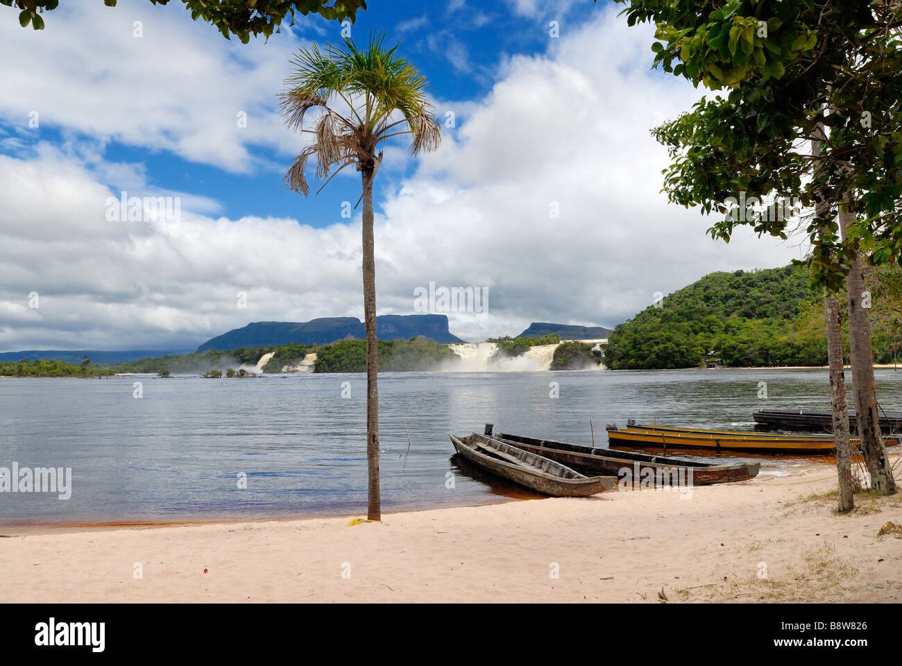 waterfalls in lagoon of Canaima NATIONAL PARK, KUSAR TEPUY behind ...