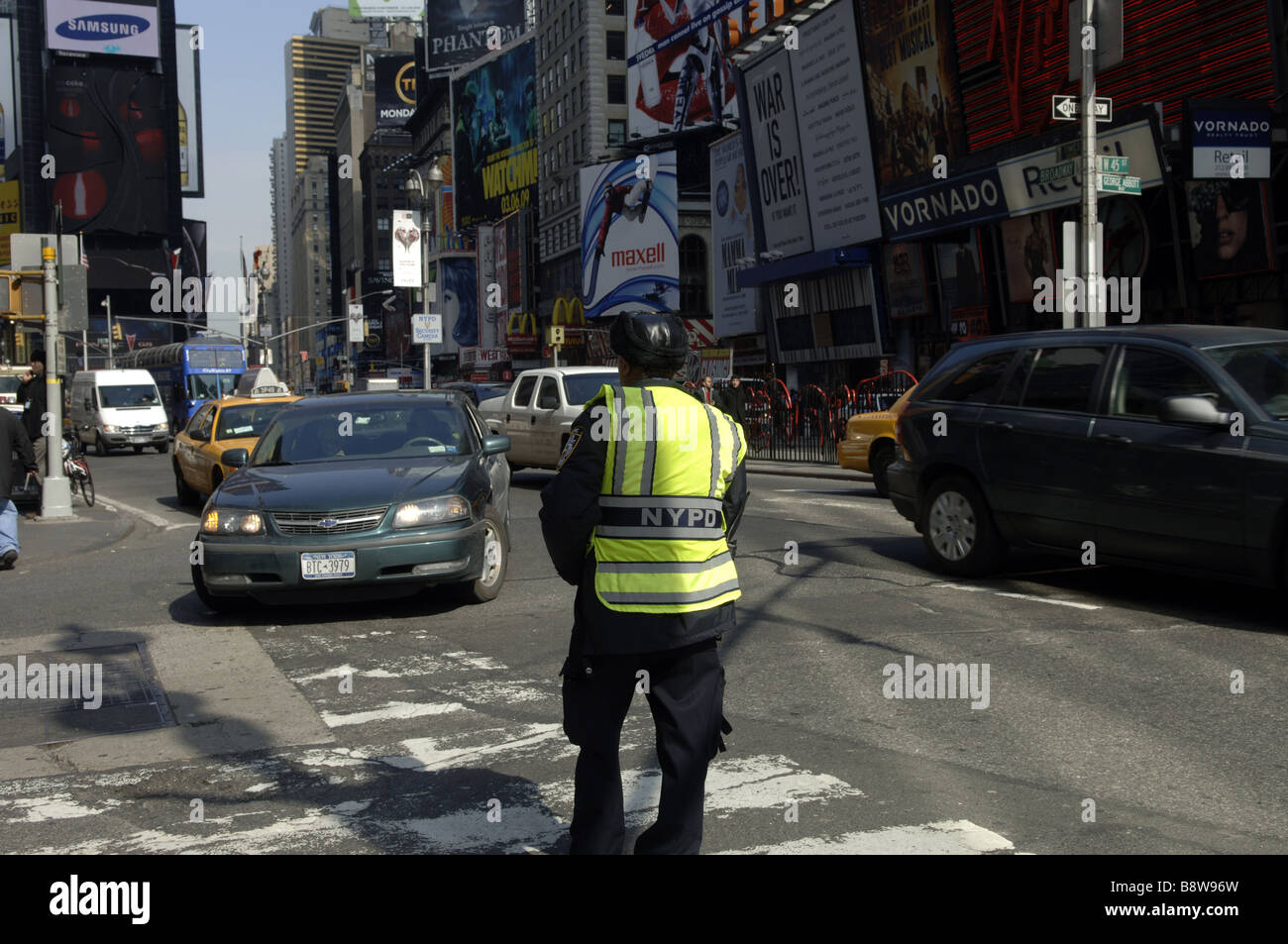 Traffic cop at intersection in new york hi-res stock photography and ...