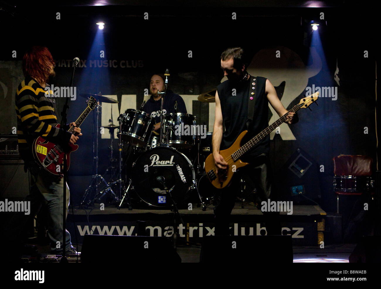 Man band play guitars drum hi-res stock photography and images - Alamy