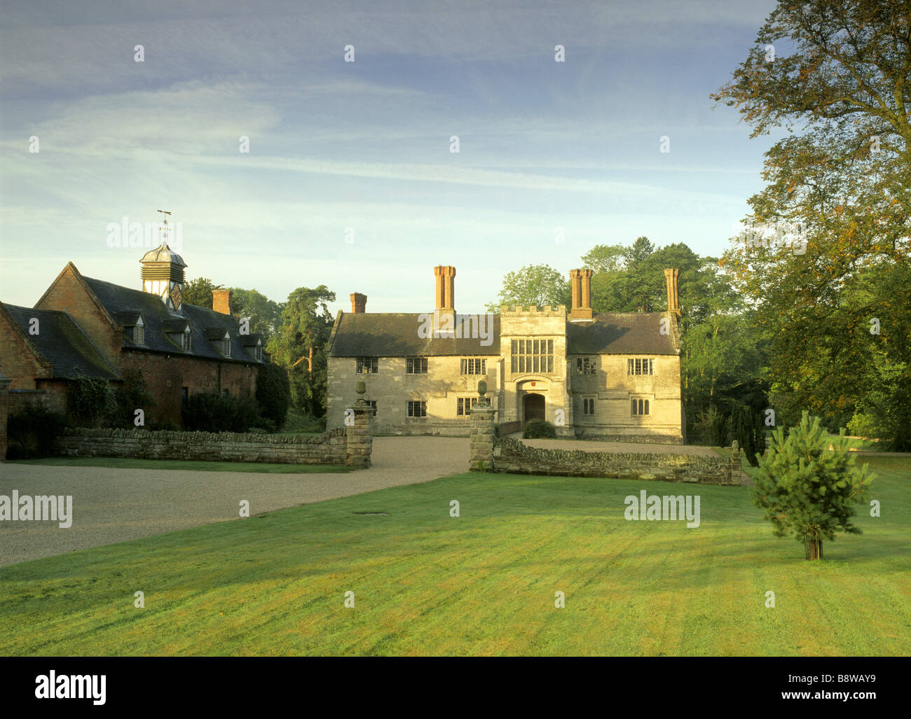 Elizabethan era manor house hi-res stock photography and images - Alamy