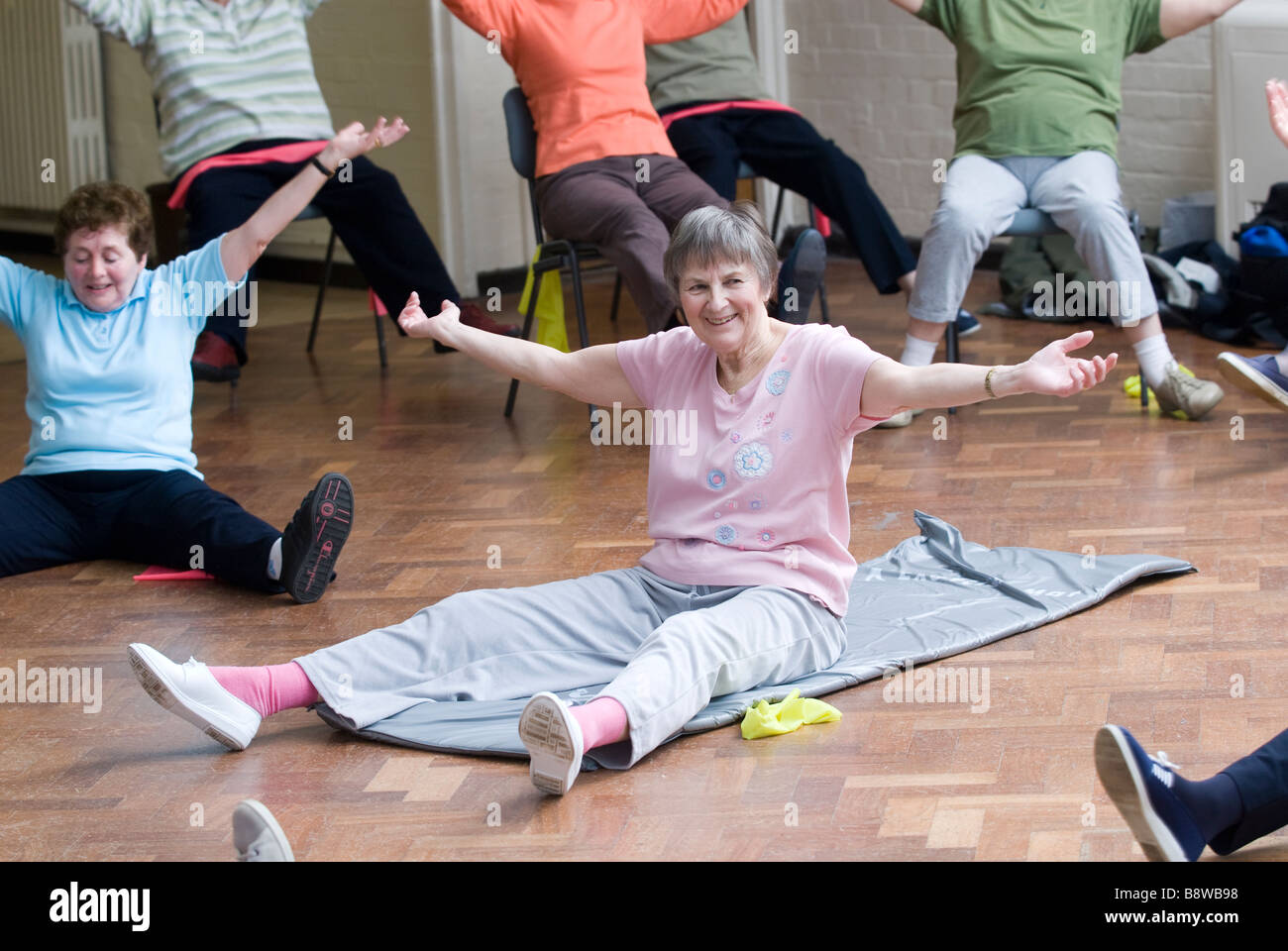 An elderly woman enjoys her keep fit class Stock Photo - Alamy