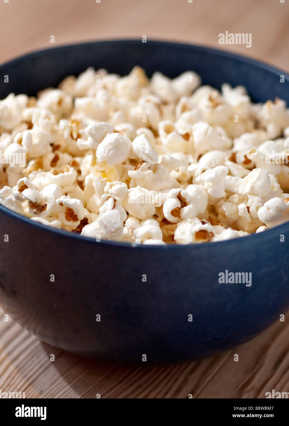 fresh, buttery popcorn Stock Photo - Alamy