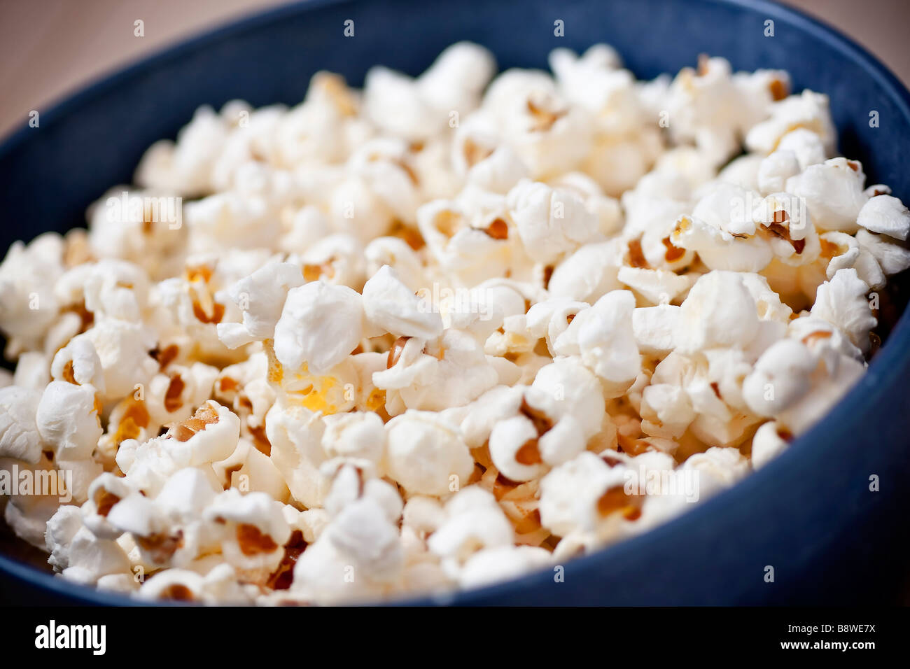 Bowl with fresh, buttery popcorn Stock Photo - Alamy