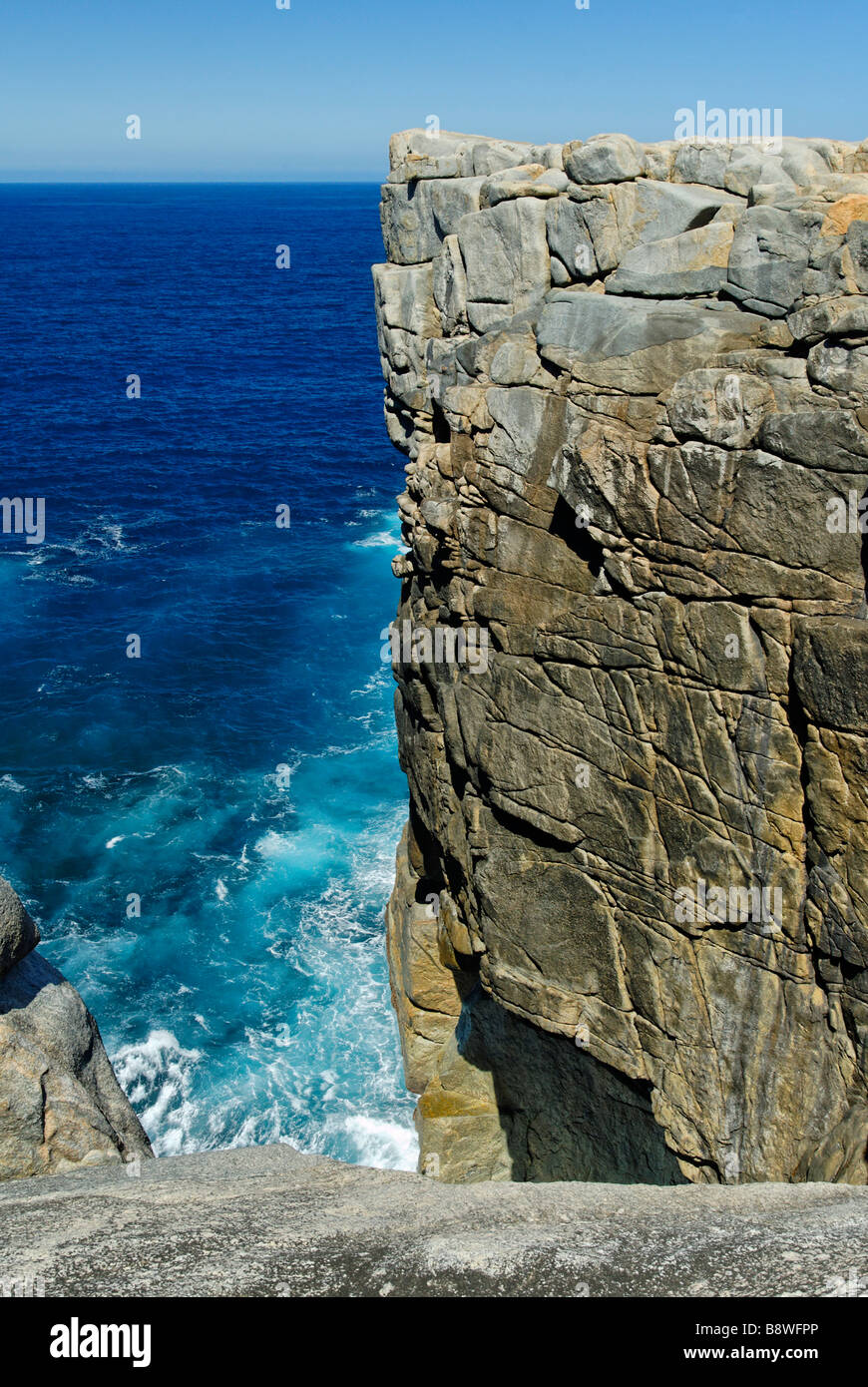 Blue sea and surf breaking on cliffs, Flinders Peninsula Western ...
