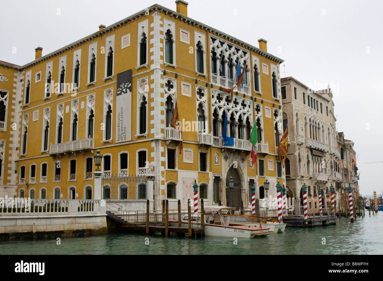 Palace venice architecture flags hi-res stock photography and images ...