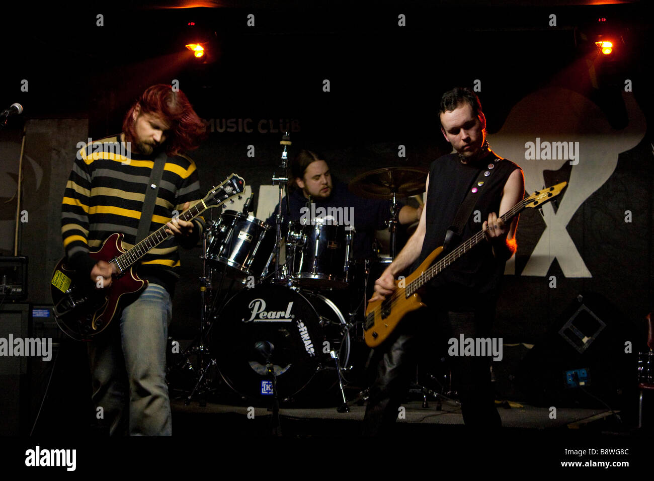 Man band play guitars drum hi-res stock photography and images - Alamy
