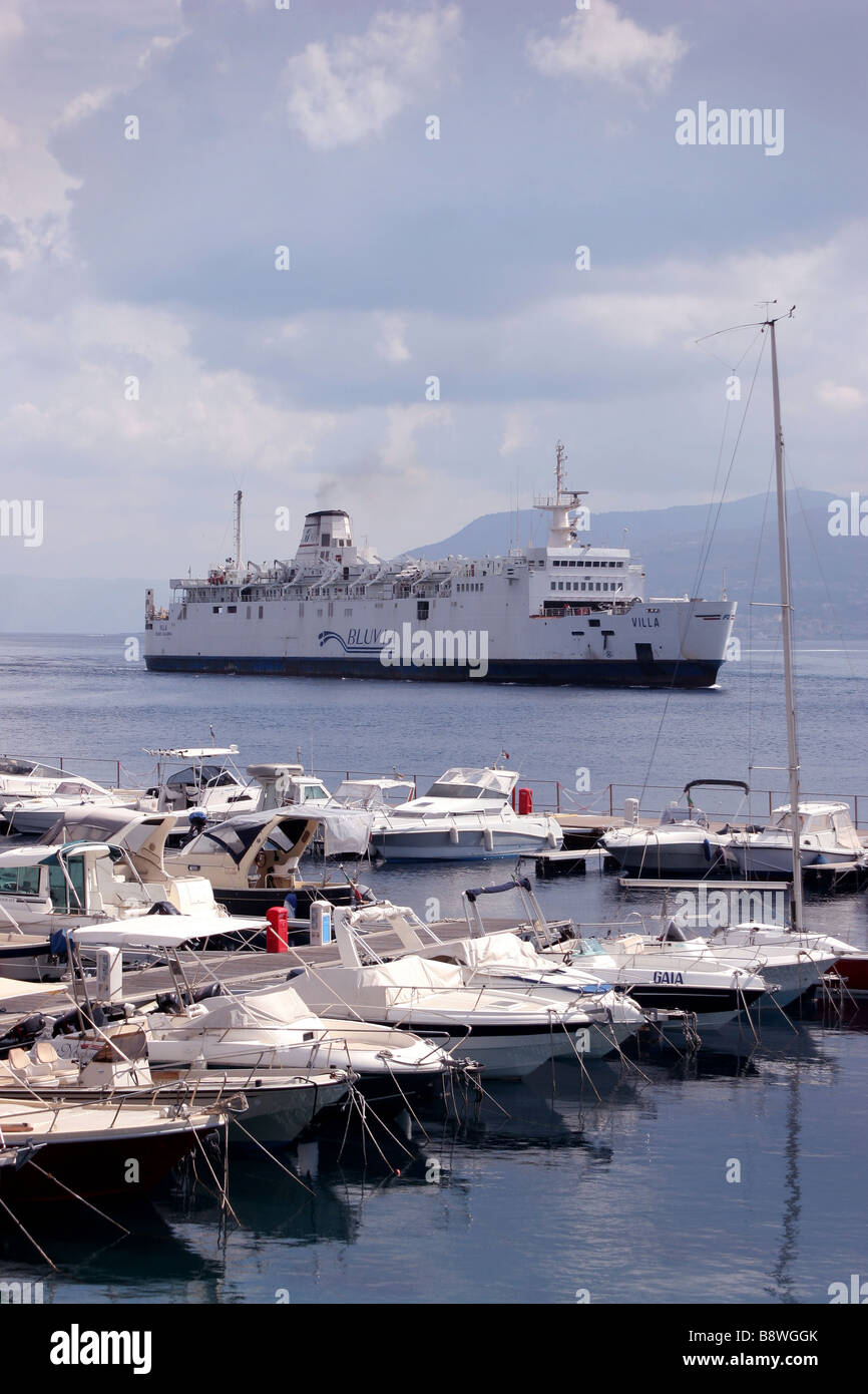 Passenger Ferry at Messina Harbour Sicily Italy Stock Photo - Alamy