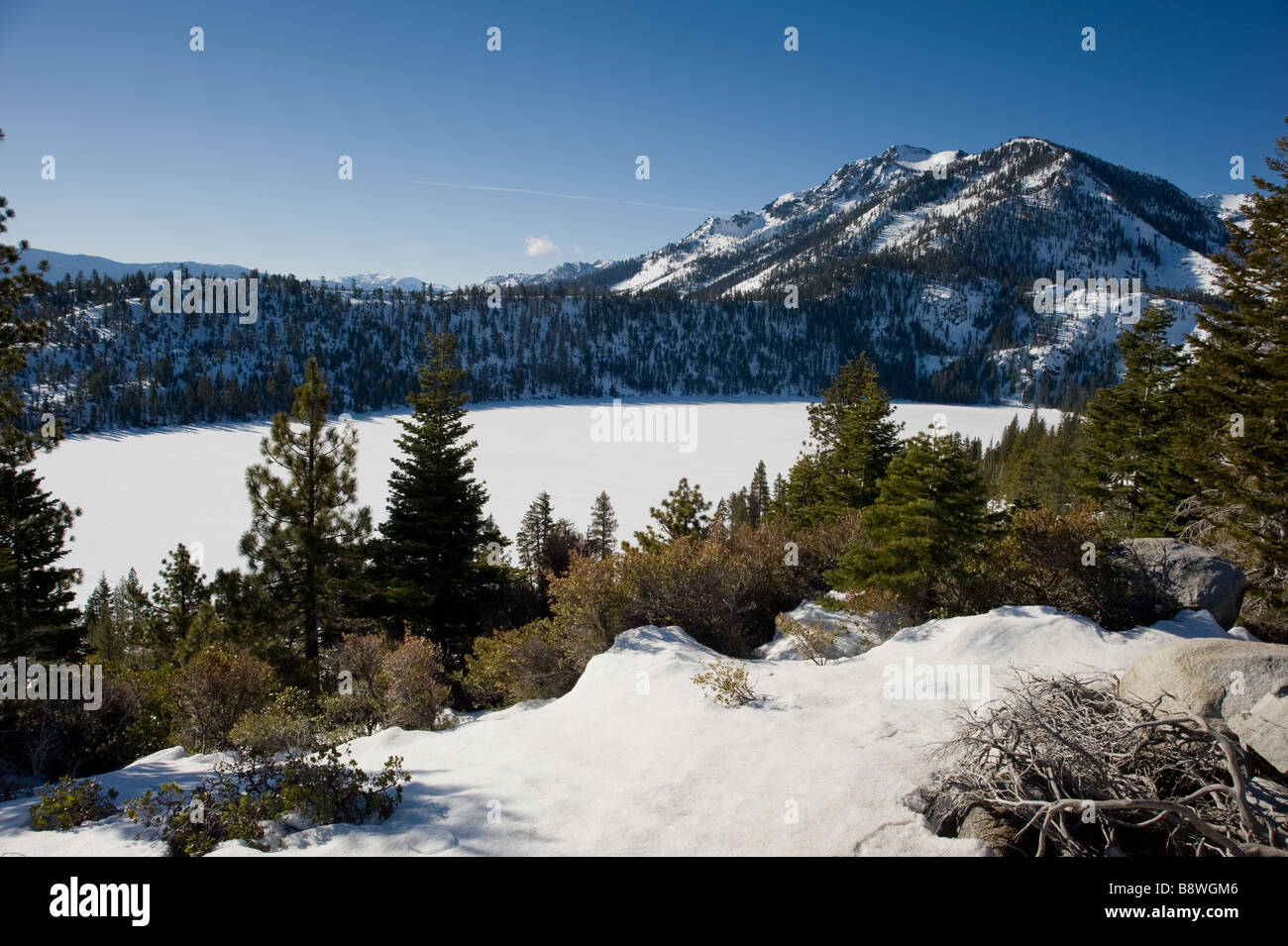 Iced lakes hi-res stock photography and images - Alamy