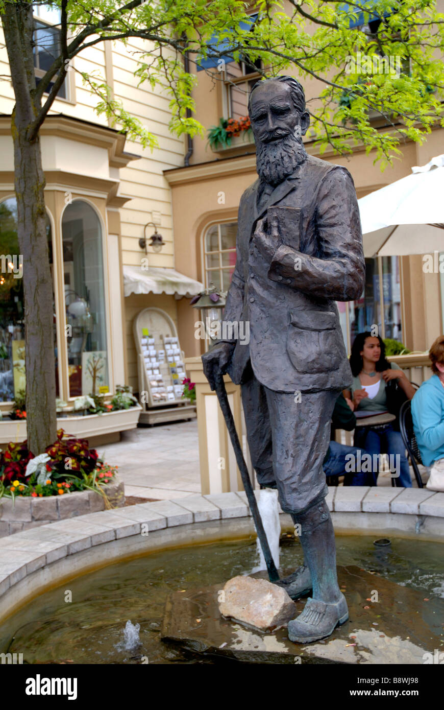 Statue of George Bernard Shaw in Niagara on the lake in Canada Stock ...