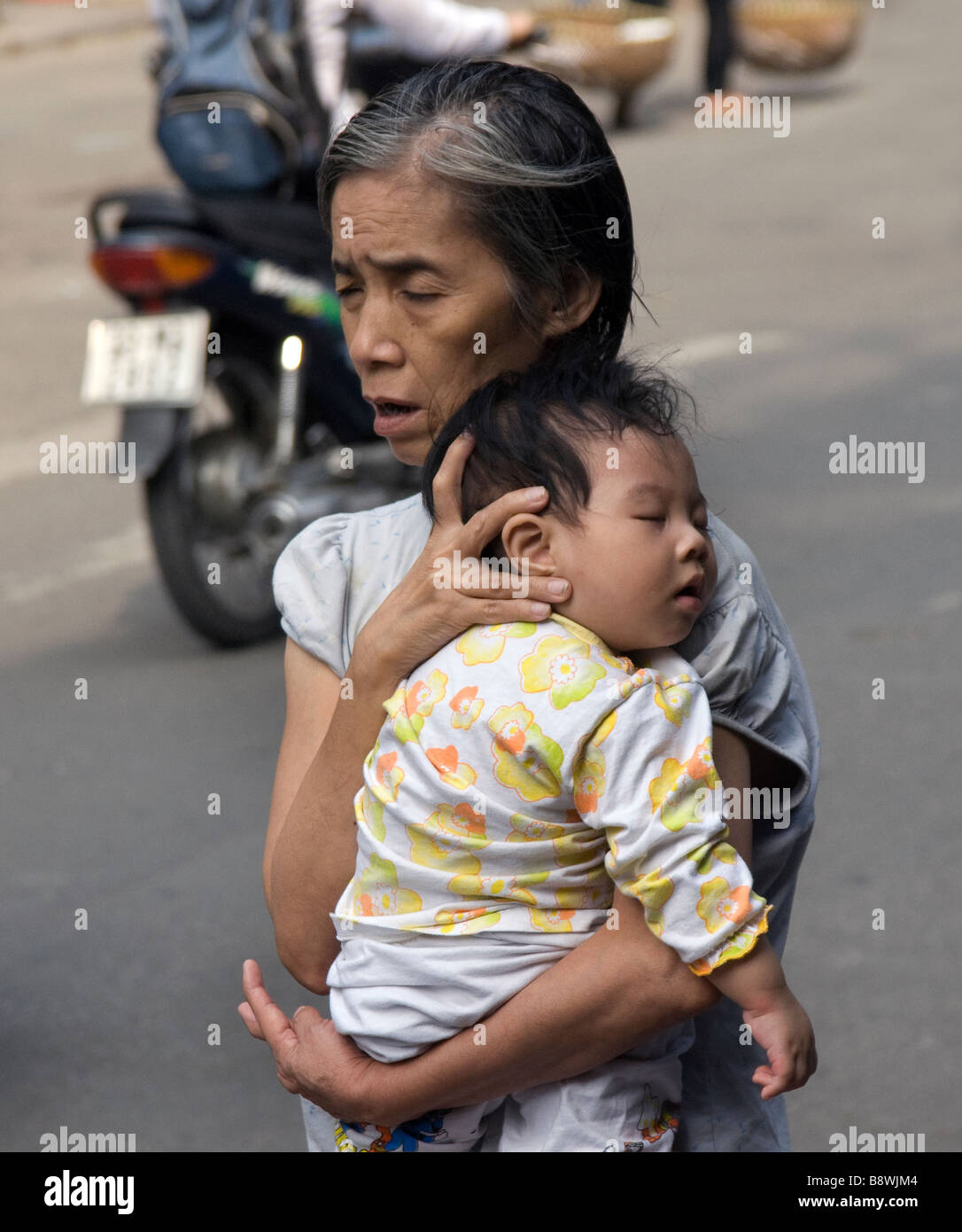 Woman begging woman begging with her child hi-res stock photography and ...