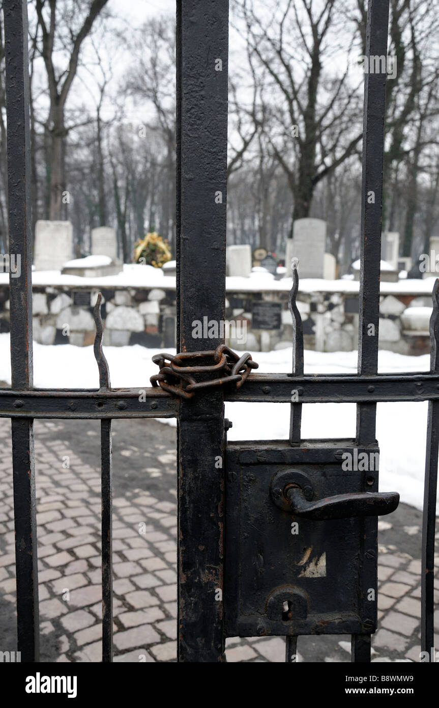 Locked gates chained shut closed hi-res stock photography and images ...
