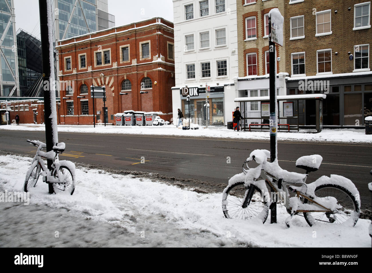Snow on street in london hi-res stock photography and images - Alamy