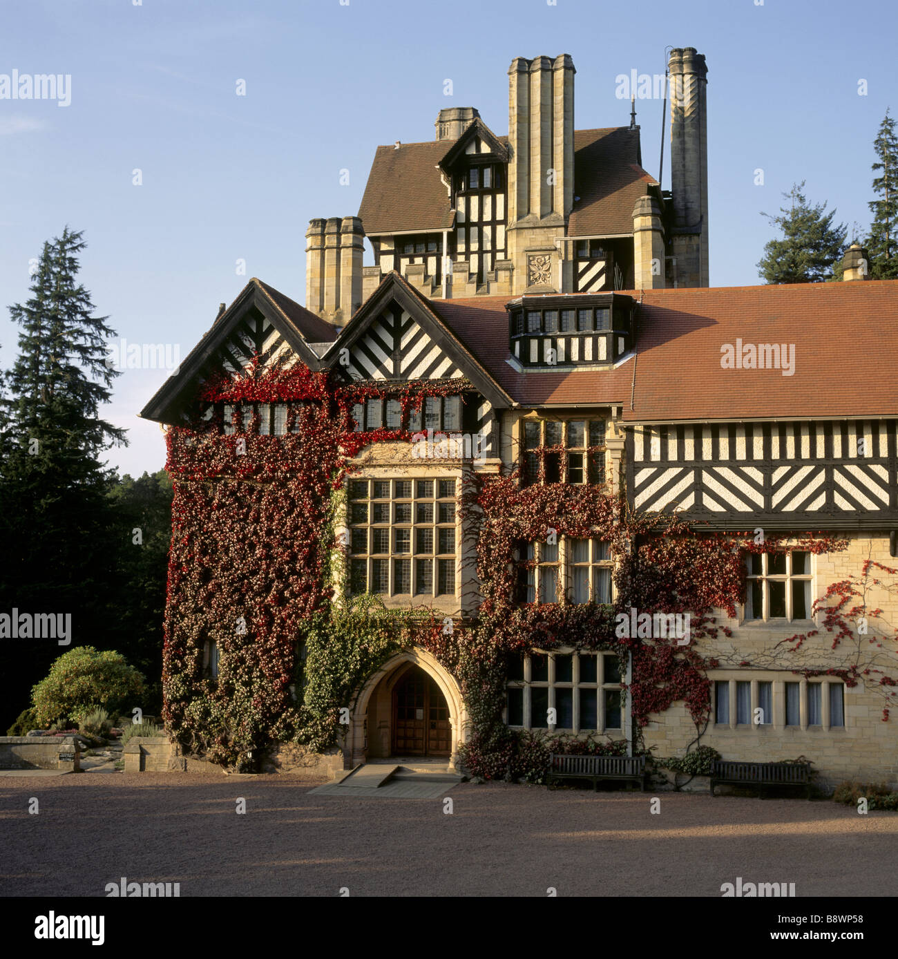 Mock tudor style home hi-res stock photography and images - Alamy