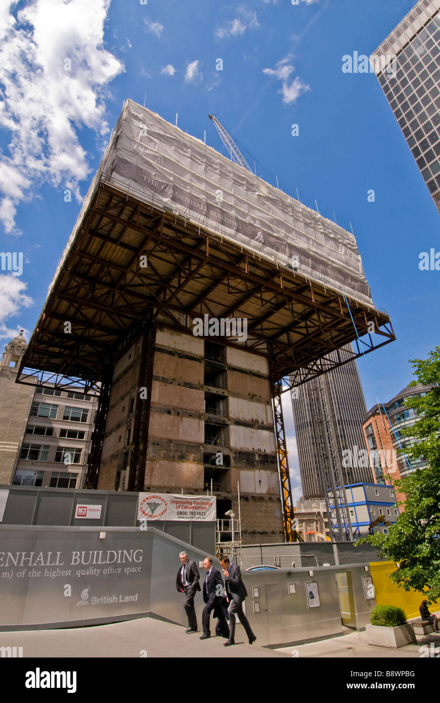 Uk construction workers scaffold hi-res stock photography and images ...