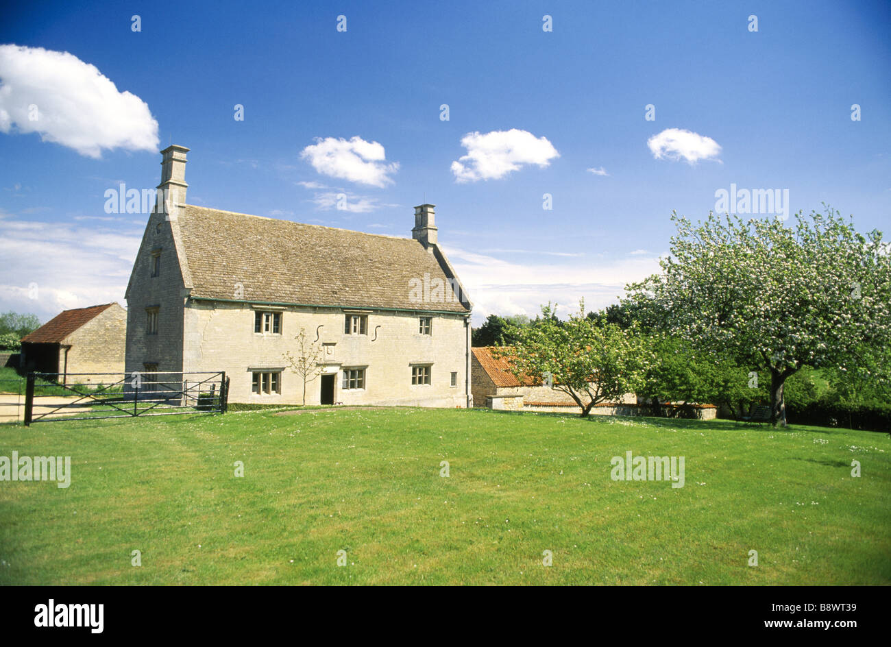 Woolsthorpe manor tree hi-res stock photography and images - Alamy