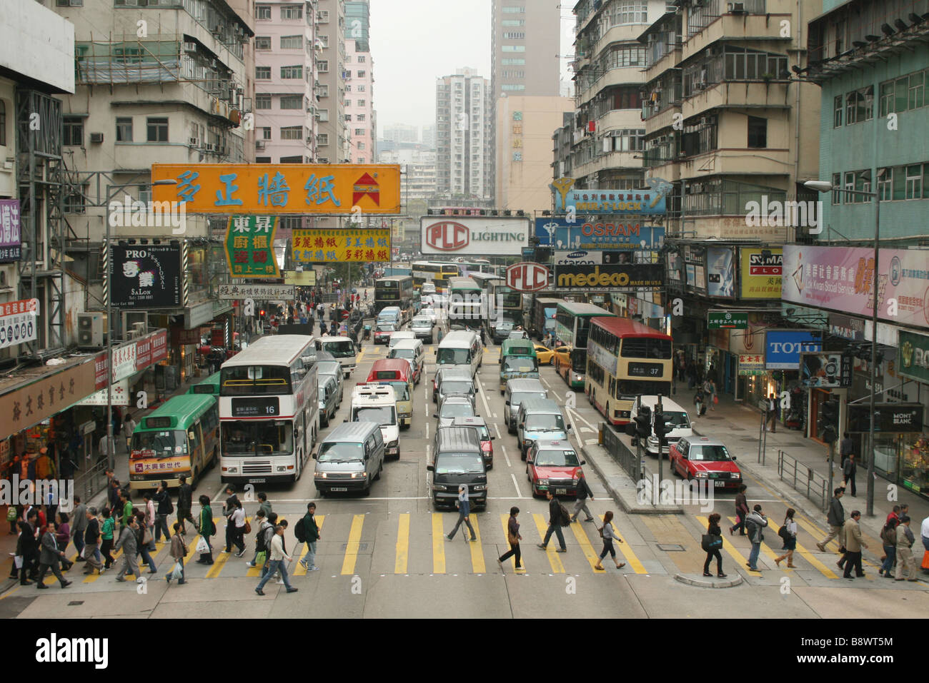 Pedestrians crossing bustling hong kong hi-res stock photography and ...
