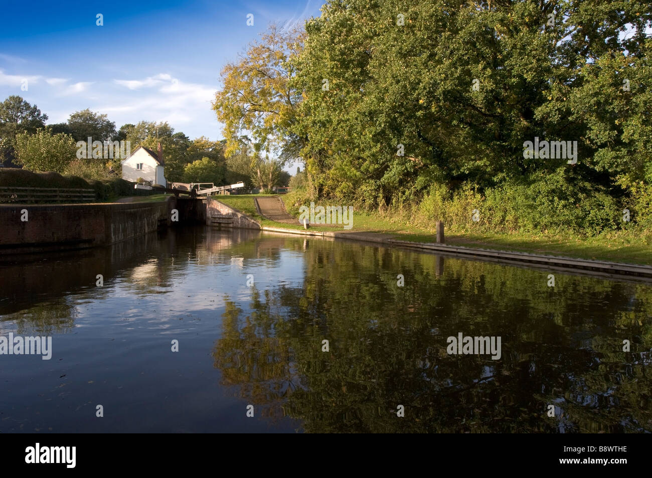 stratford upon avon canal lapworth flight of locks warwickshire ...