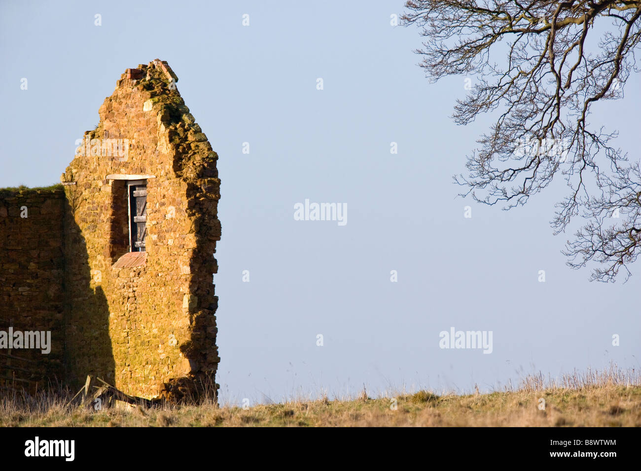 Sky and ruined building hi-res stock photography and images - Alamy