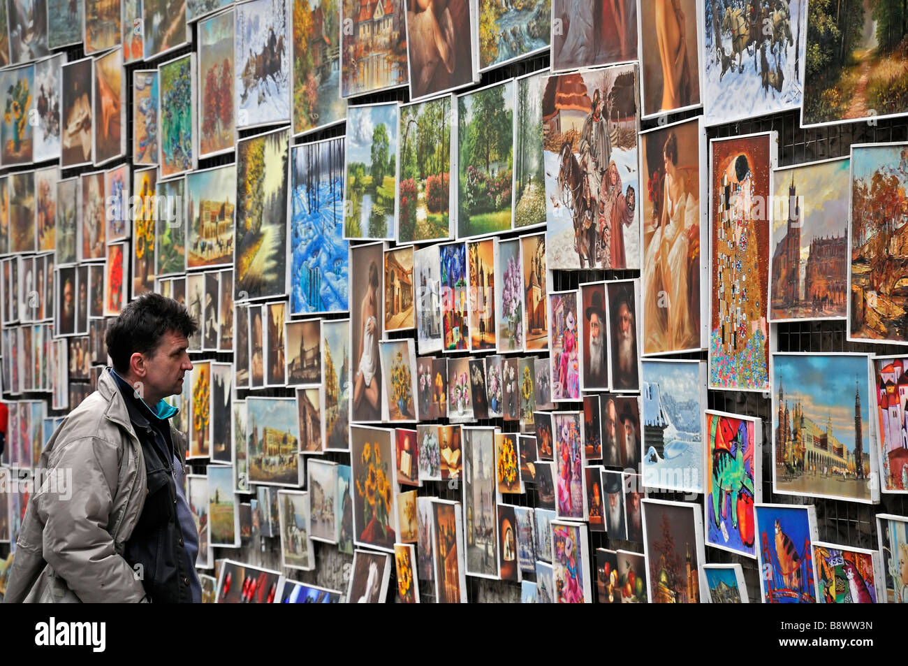 Man viewing painting hi-res stock photography and images - Alamy