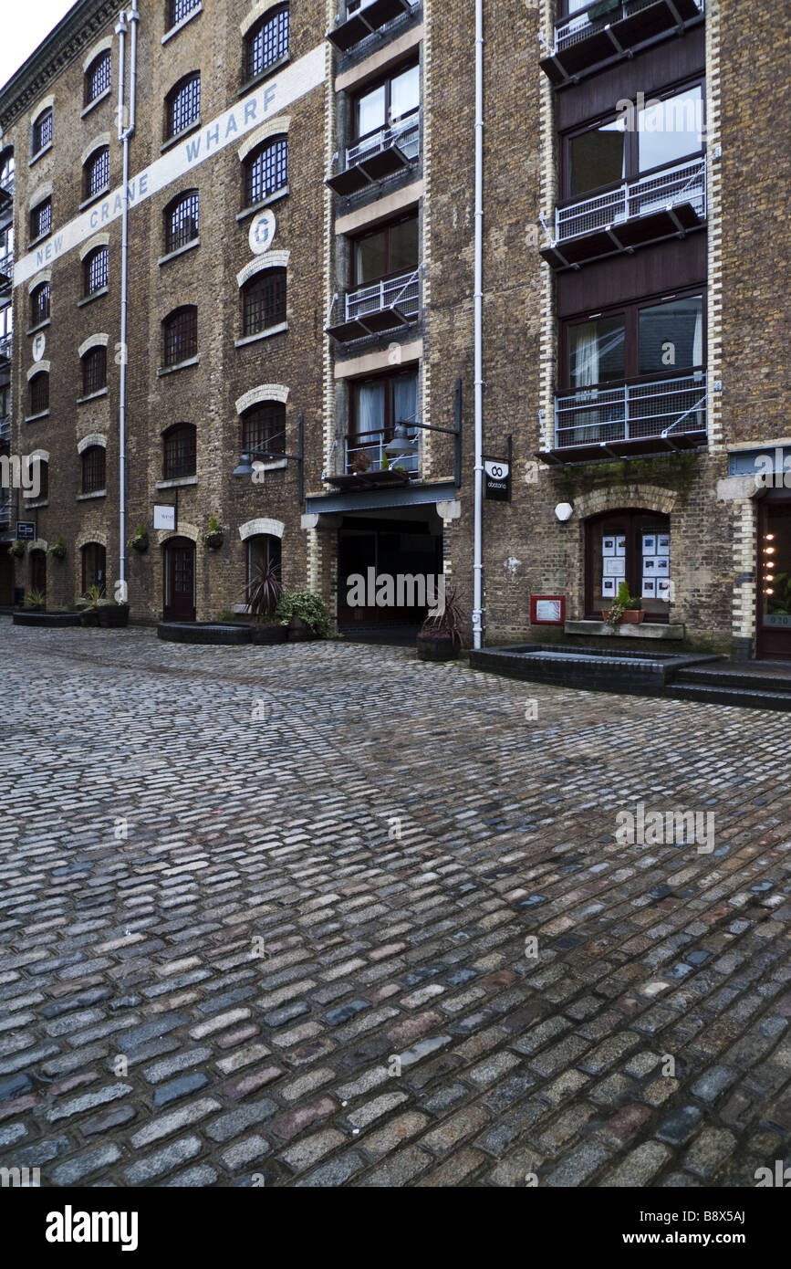 Cobbled street wapping hi-res stock photography and images - Alamy