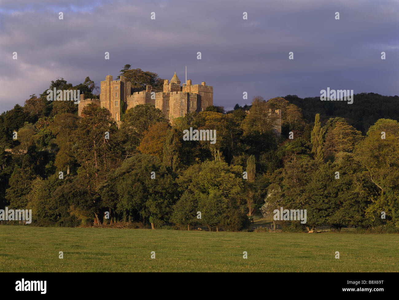 Grand castle nestled hi-res stock photography and images - Alamy