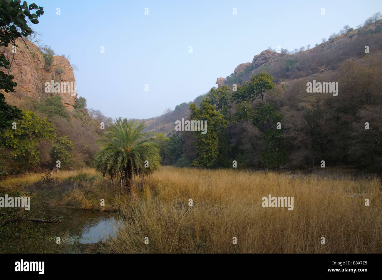 Valley between mountains hi-res stock photography and images - Alamy