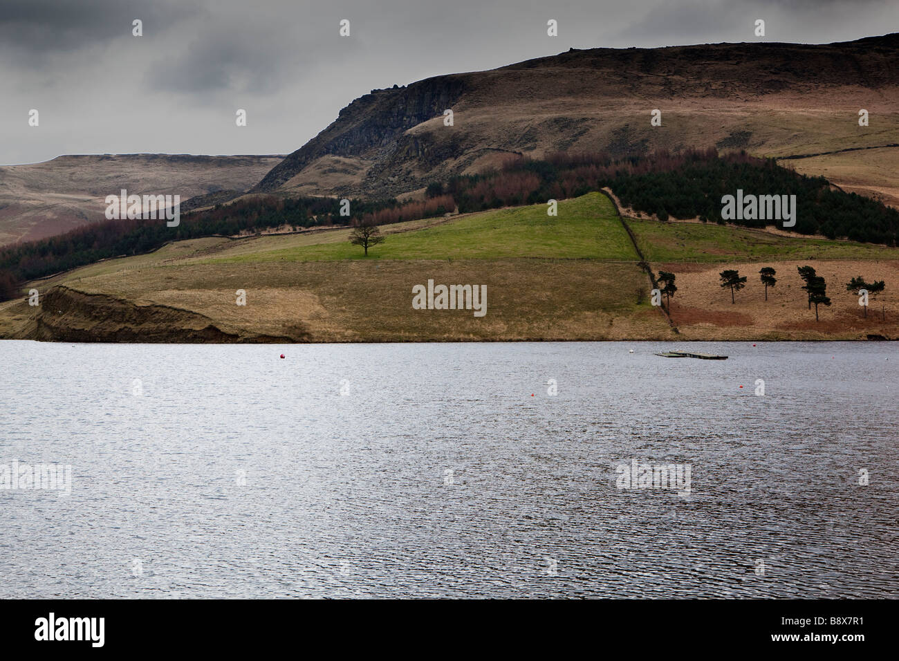 looking across Dovestones reservoir in the Peak District towards cliffs ...