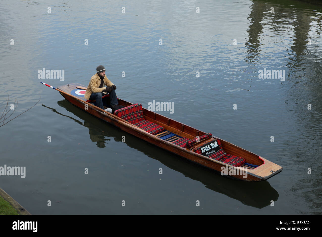 Man boat river punt hi-res stock photography and images - Alamy