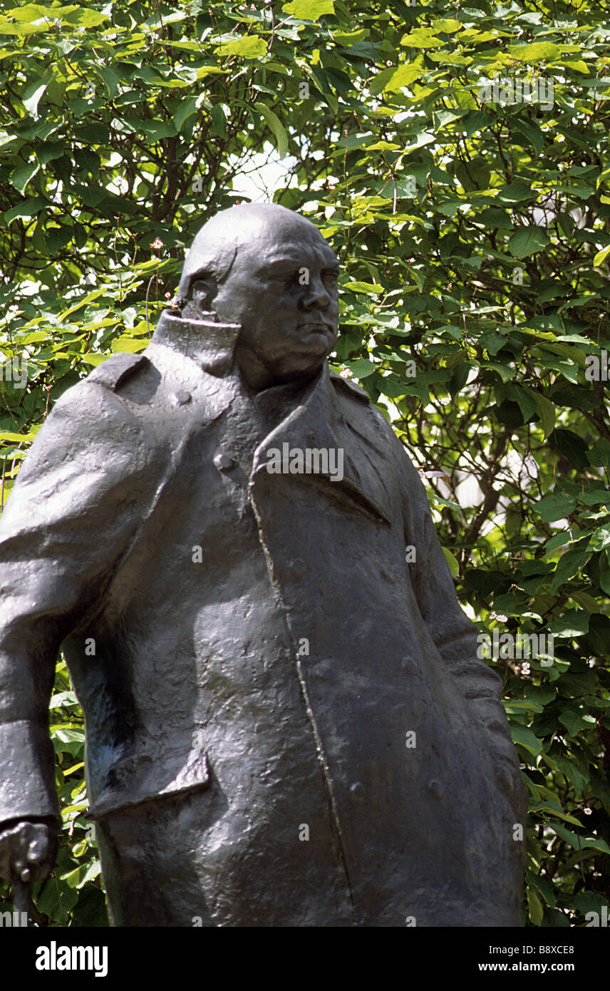 Statue of Sir Winston Churchill, Parliament Square Stock Photo - Alamy